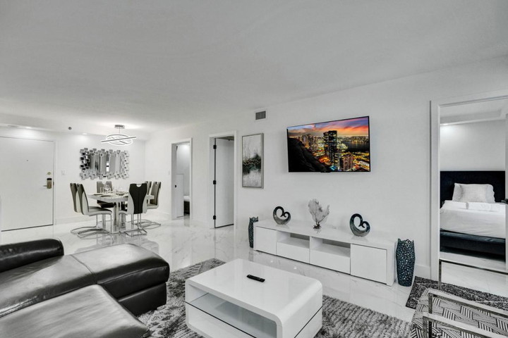 Cozy Ocean View Condo Beach Service And Pool 808 - Miami Beach, FL