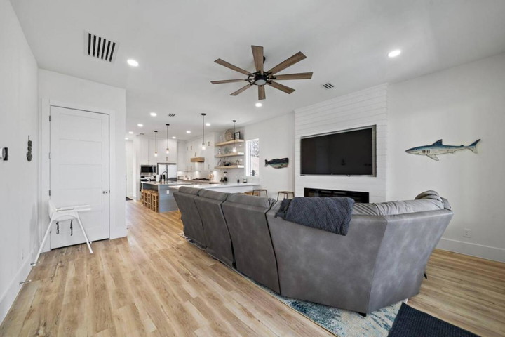Brand New Bayfront Home, Gorgeous Pool - Kemah, TX