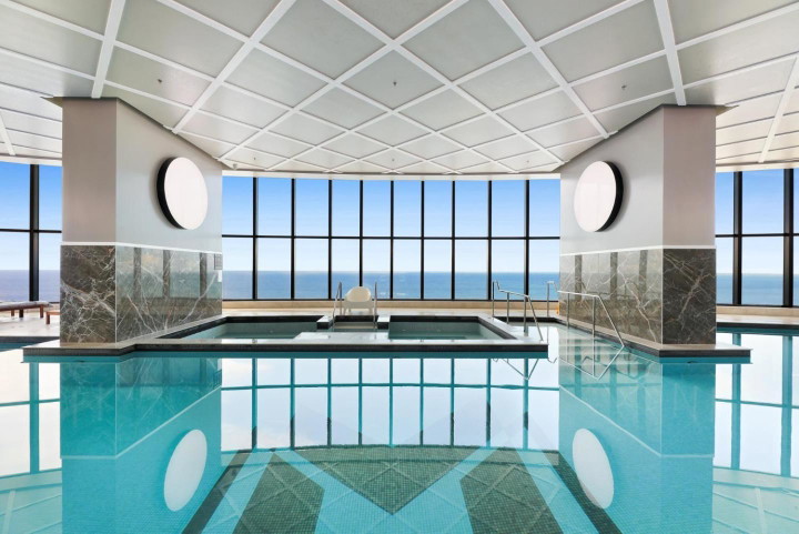 Luxe Oceanfront 1-bed High Rise With Pool & Gym - Surfers Paradise