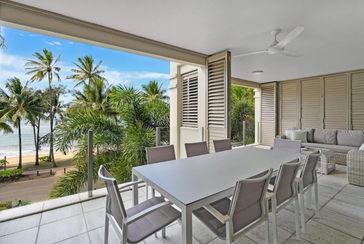 Rojo At Island Views—a Breezy Beachfront Retreat - Palm Cove
