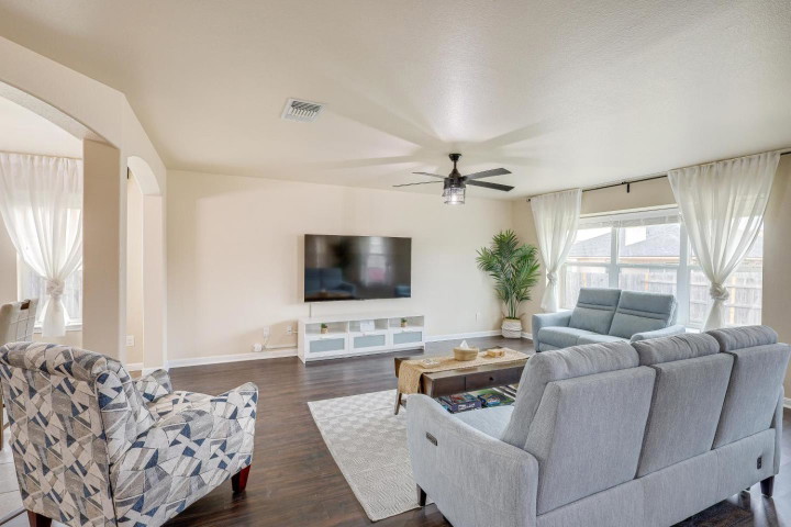 8 Mi To Fort Cavazos! Modern Home W/ Fire Pit - Killeen, TX