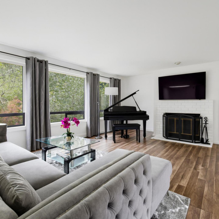 Remodeled, Spacious, Modern Retreat 5 Br, 3ba, 2kit - Seattle, WA
