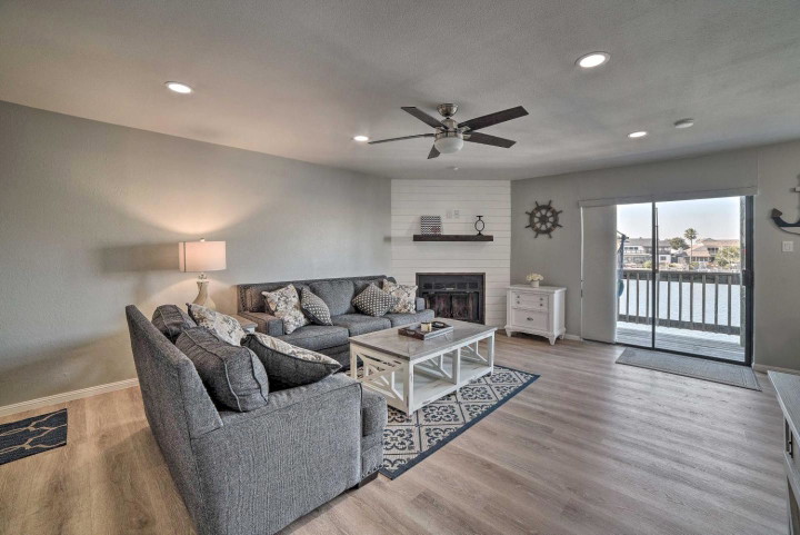 Chic Waterfront Condo W/ Private Boat Dock! - Texas
