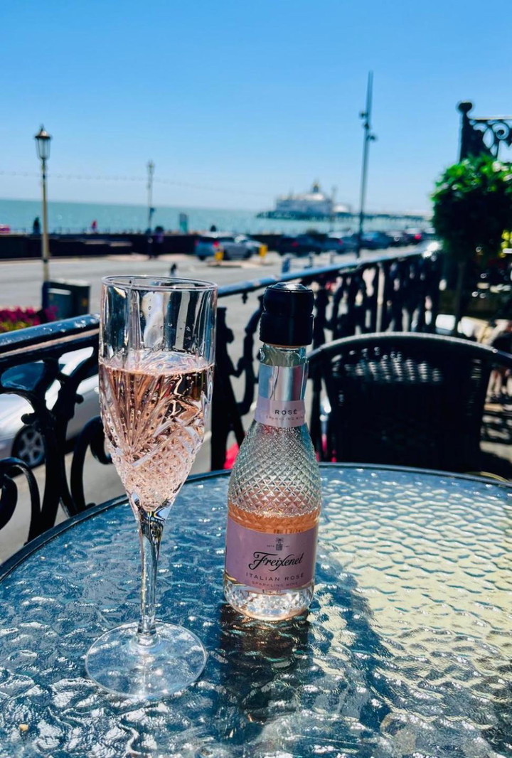 "The Celebration" Balcony Seafront Apartment - Eastbourne