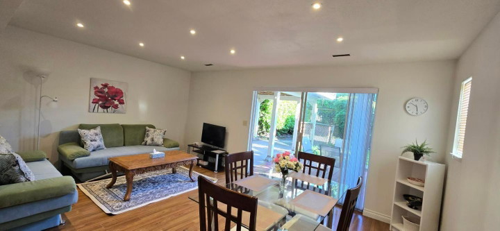 Bright 2 Br, Great Location - West Vancouver