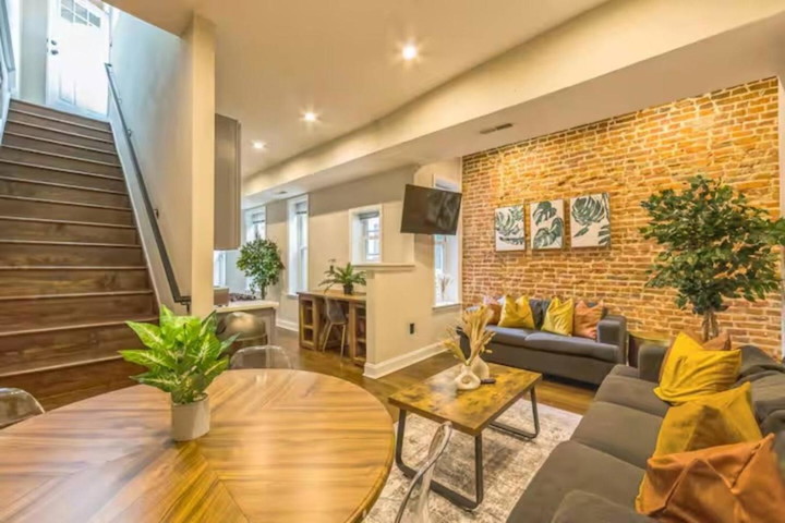 Lovely 2br W Patio - 10 Mins To Dt - Sleeps 10 - Philadelphia, PA