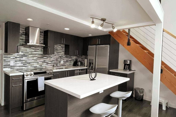 Modern Top-floor 1-bedroom Loft With Free Parking - North Vancouver