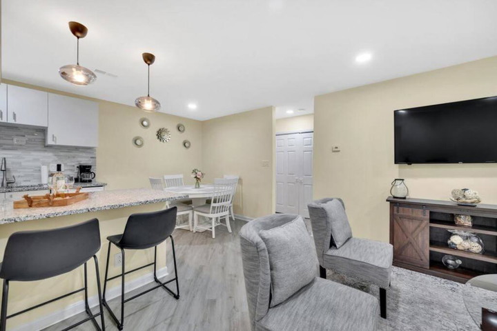 Cozy 2 Bedroom Duplex In Charlotte, Jacuzzi, Sleeps 6 Plus 2 - Charlotte, NC
