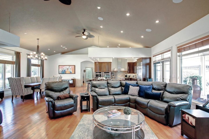 Coulee Estate - Hot Tub, Pool Table, Sleeps 10 - Drumheller