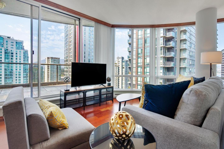 Luxury 2br Designer Apartment In The Heart Of Downtown! - West Vancouver