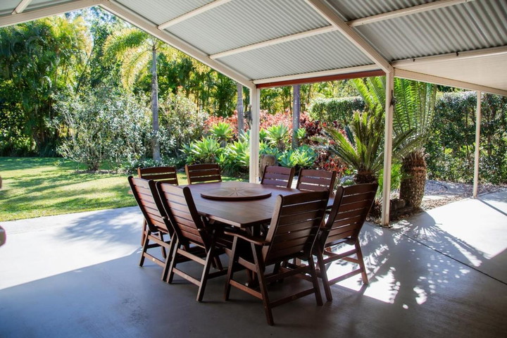Hop, Skip And A Jump - Entire Vacation Home On Acreage - Glass House Mountains