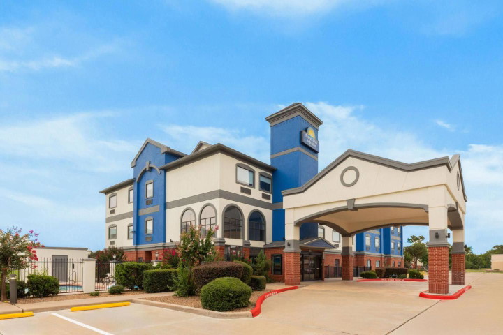 Days Inn & Suites By Wyndham Sam Houston Tollway - Houston, TX