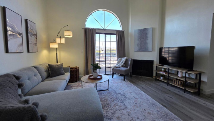 Stylish 2 Bedroom Plus Loft With Rooftop Patio And Views Near Beverly Hills - Beverly Hills, CA