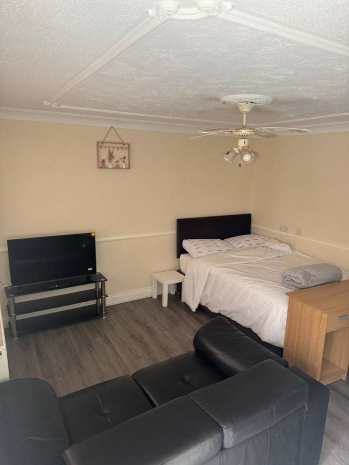 Fully En-suite With Kitchen - Southend-on-Sea