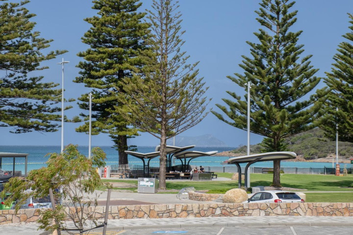 Midd's On The Beach - Luxury Beach Front Apartment - Albany
