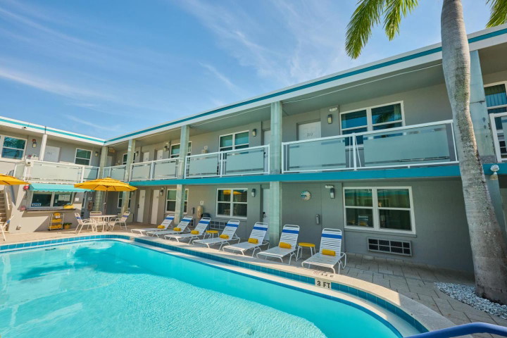 Camelot Beach Suites - Palm Harbor, FL