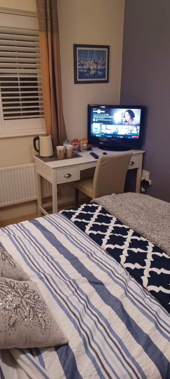 Aylesbury Lovely Double And Single Bedroom With Guest Only Bathroom - Aylesbury