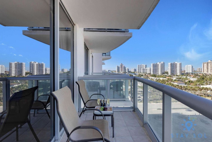 Beachfront Resort Pool Ocean View Balcony - Aventura