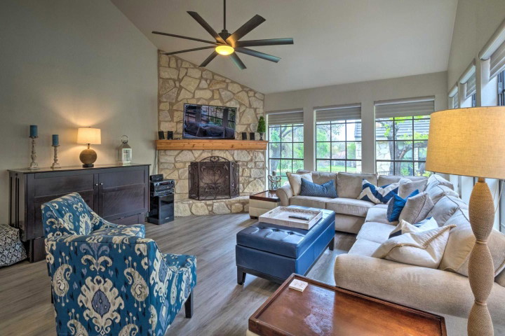 Horseshoe Bay Townhome W/ Patio & Outdoor Pool! - Horseshoe Bay, TX
