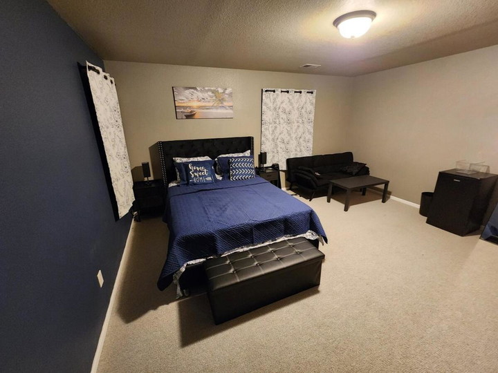 Dia, Commerce City Reunion Stylish Bedrooms - Thornton, CO
