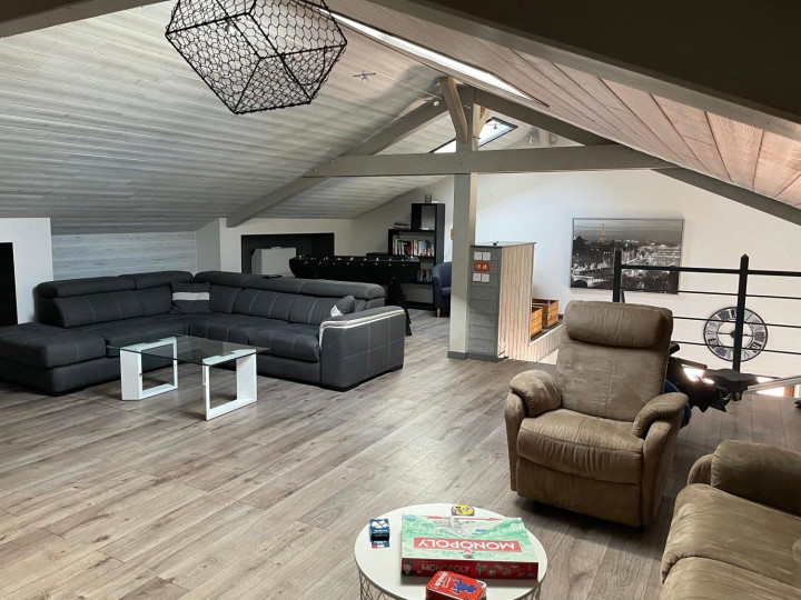 Duplex Avec Poêle à Granulés Et Garage à Motos - France