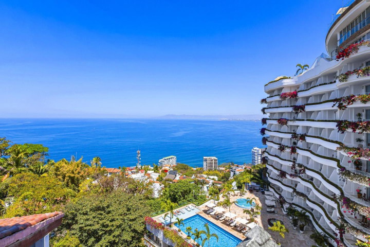 Elegant Bayview Suite With Terrace Access, Full Kitchen, Pool, Hot Tub & Gym - Puerto Vallarta