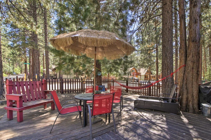 < 3 Mi To Lake: Pet-friendly Big Bear Cabin - Big Bear Lake, CA
