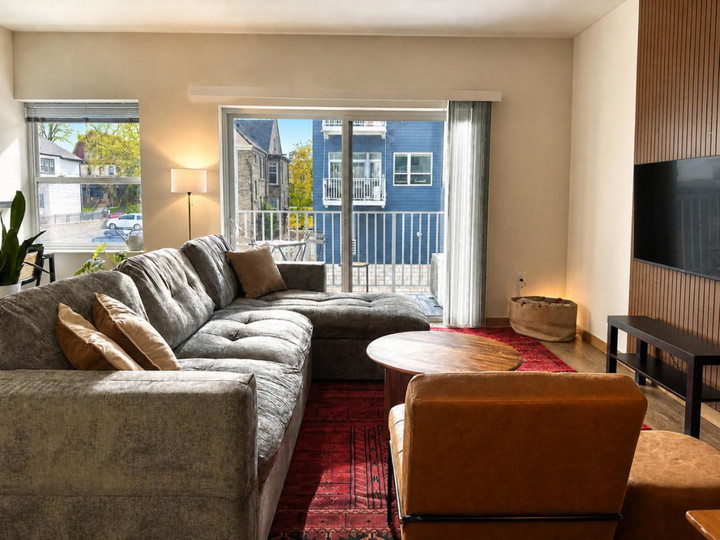 East Side 1br Near Brady St And Fiserv With Balcony - Sleeps 4 - Wisconsin