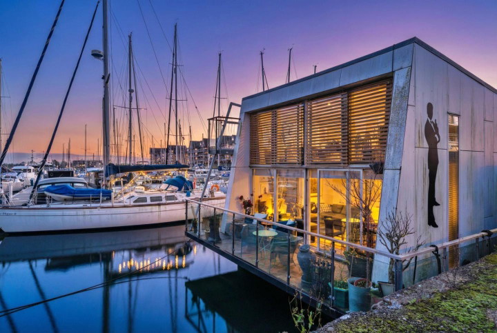 Finest Retreats - The Houseboat, Liverpool Marina - North Wales