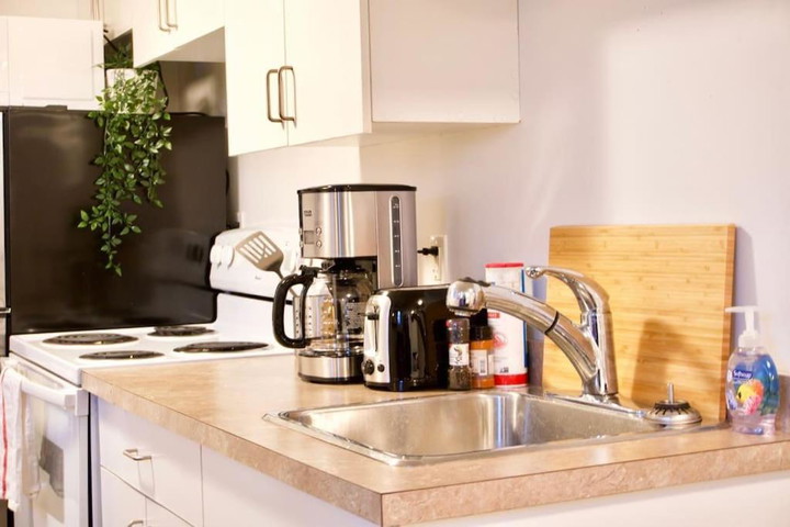 Cozy Studio Downtown Parking Coffee Location - Moose Jaw