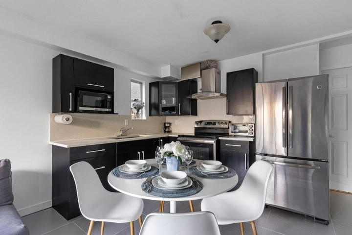 Near Skytrain And 15 Mins Downtown W Free Parking - North Vancouver