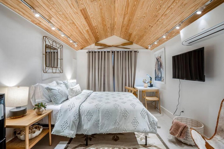 Historic Heights Rustic Urban Tiny Cabin - Northside - Houston