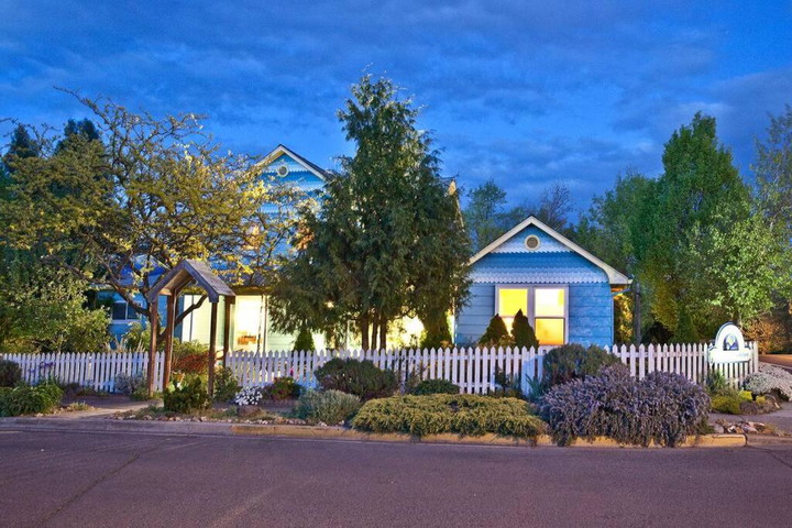 Bluemoon Vacation Rentals - Bluemoon House - Ashland, OR