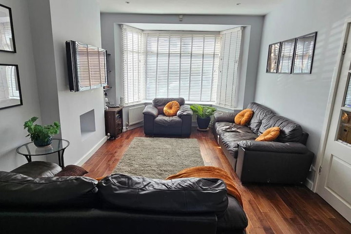 Cozy & Elegant 4 Bedroom Home Near Wembley - Harrow