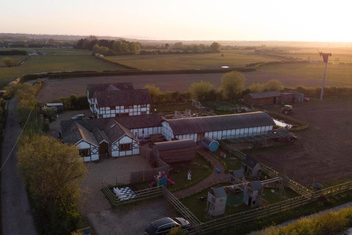 Green Cottage - Unique Family & Dog-friendly Stay - Wirral