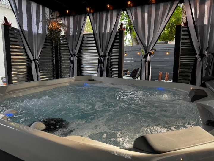 Walk To Best Eats And Shops With Salt H2o Spa - Fort Myers, FL