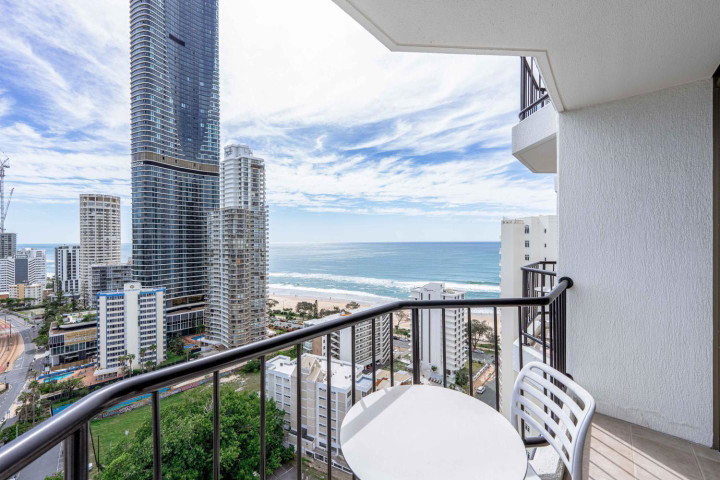 Ocean-view Hotel Room In Central Surfers Paradise - Surfers Paradise