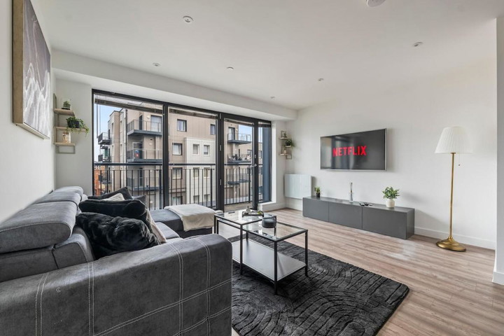 Chic Central Slough Apt Balcony Pool Sleeps 6 - Maidenhead