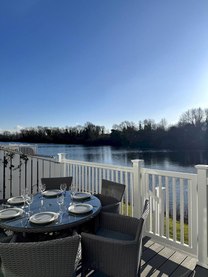 Pet-friendly Waterside Lodge - Cotswold Water Park - Somerford Keynes