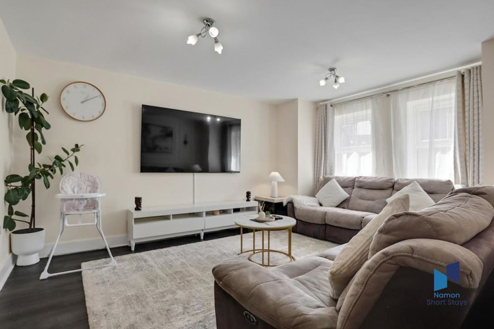 Horley 4-bedroom House, Next To Gatwick Airport - Crawley