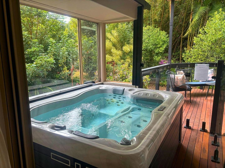 Elevata Villa Montville - Magnesium Spa & Fireplace Set In A Lush Tropical Garden - Maleny