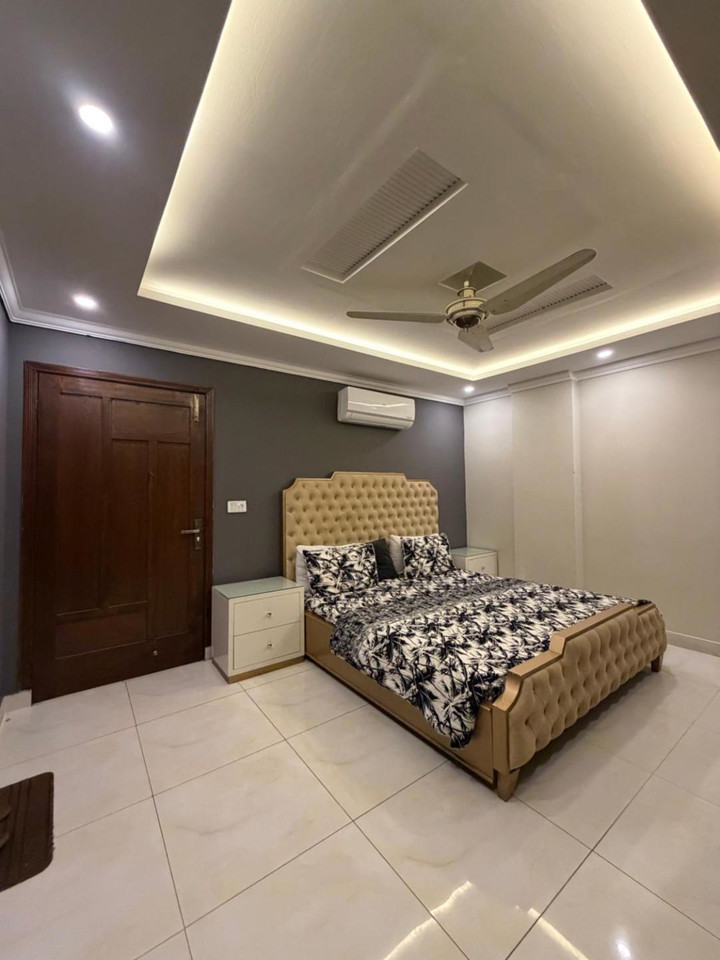 Eiffel Facing Comfy Elegant 1bhk - 라호르