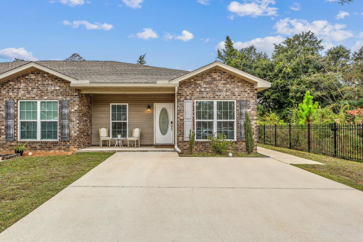 Lovely Townhome In Pensacola - Cozy & Modern Retreat - Pensacola, FL