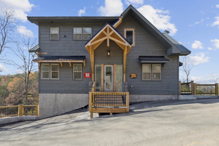 Enjoy The "Calm On The Water" In A Relaxing Luxurious Pool Cabin On The Lake! - Dandridge, TN