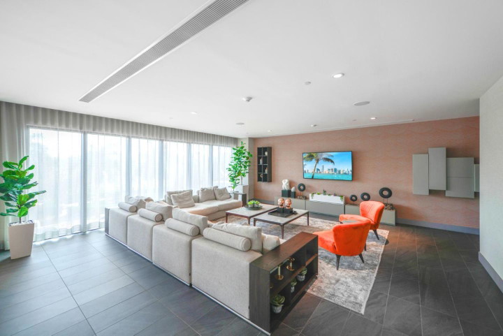 Beautiful And Stylish Condo Close The Doral Park - Doral, FL