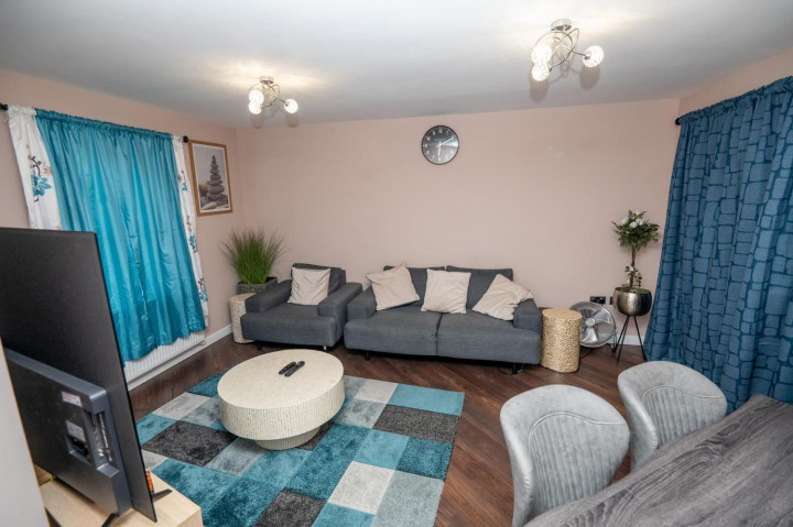 Elegant And Modern Apartment 3 Double Bedroom Near City Centre Entire House Parking -
