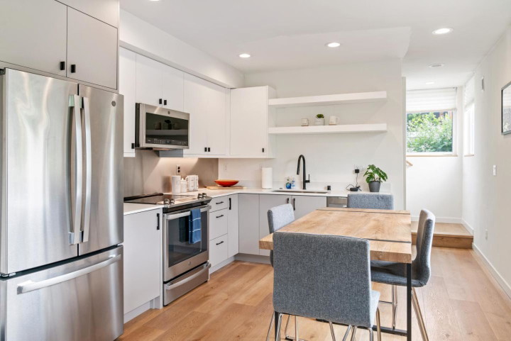 Modern Two Story Townhouse Near Light Rail - Kirkland, WA