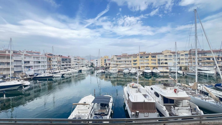 Apartamento A Frente Del Canal Con Terraza - Empuriabrava