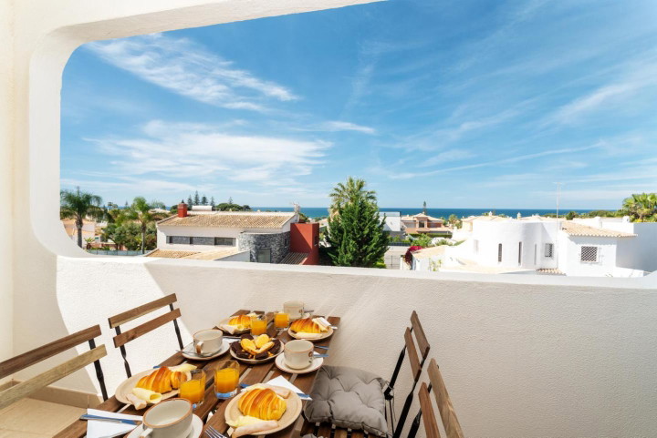 Host Wise - Bright Lovely Flat - Balcony - Guia