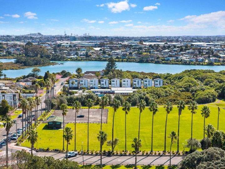 The Peninsula Brand New Holiday House - Auckland